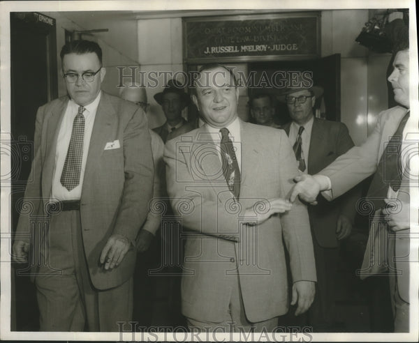 1955 Press Photo Albert Fuller exits court with a crowd in Pheonix Cit ...