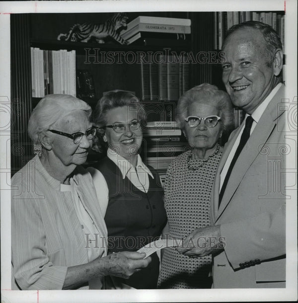 1973 Dr. Harry Philpott, receives scholarship funds, Auburn, Alabama ...