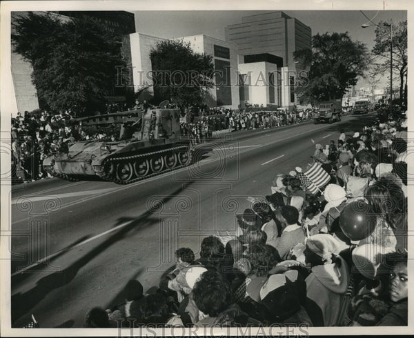 1986 Press Photo Veterans Day Parade reviewing Stand, Tank rolling thr ...