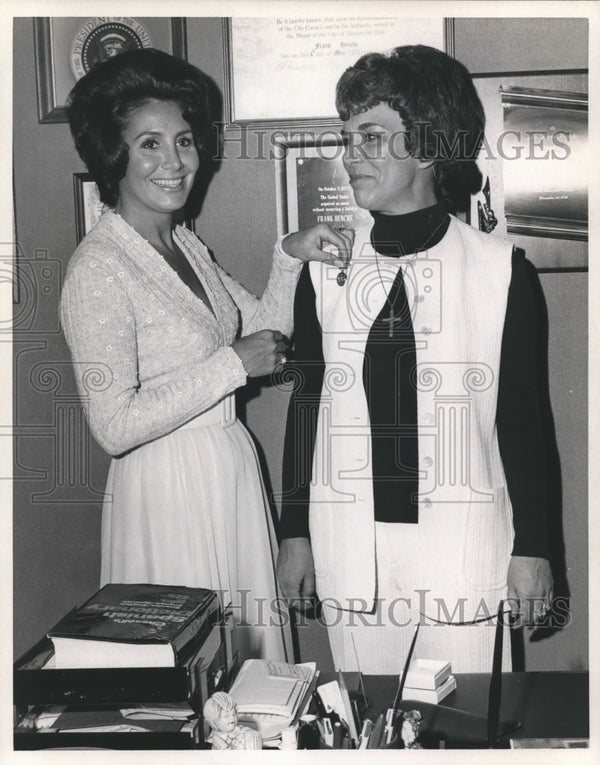 1974, Cornelia Wallace, wife of Alabama Governor, putting on pin ...