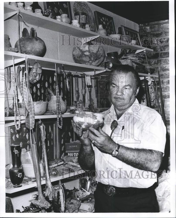 1978 Press Photo Hutto holds a pot, among shelves of artifacts. - abna ...