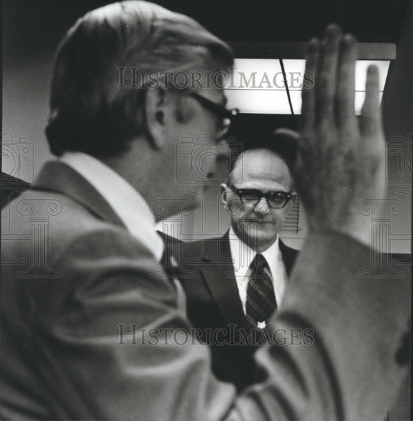 1980 Press Photo Robert Vance swears in George Reynolds, Probate Judge ...