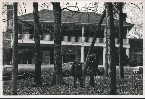 1989, Police guard in front of Judge Robert Vance home - abna22456 ...