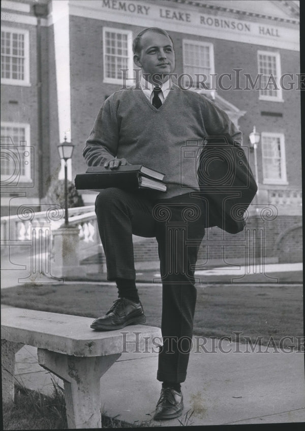 1966 Press Photo Ray Winston in front of Robinson Hall - abna26045 ...