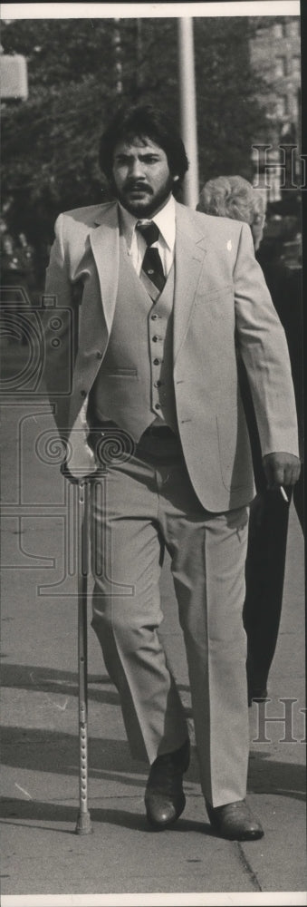 1985 Press Photo Robert Dawson walks with Cane - abna26741 - Historic ...