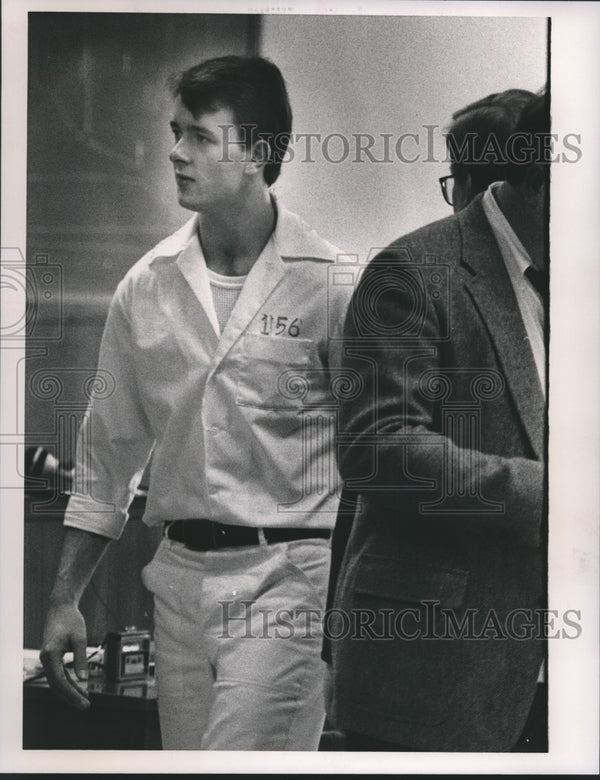 1989 Chris White enters courtroom of Murder Trial - Historic Images