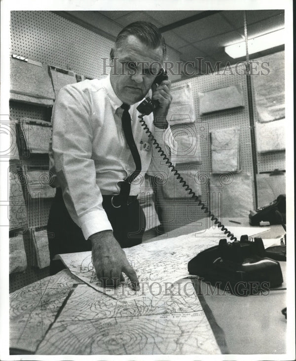 1970 Press Photo Birmingham Weather Bureau Chief Bob Ferry points to m ...