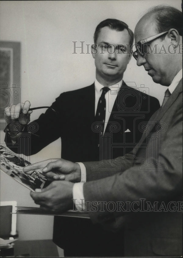 1968 Press Photo Civil Leader Alex Lacy with Mr. Qualls looking over p ...