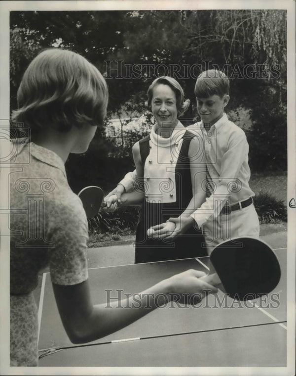 1968 Press Photo Mrs. Alex Lacy, Civic Leader playing ping pong with O ...