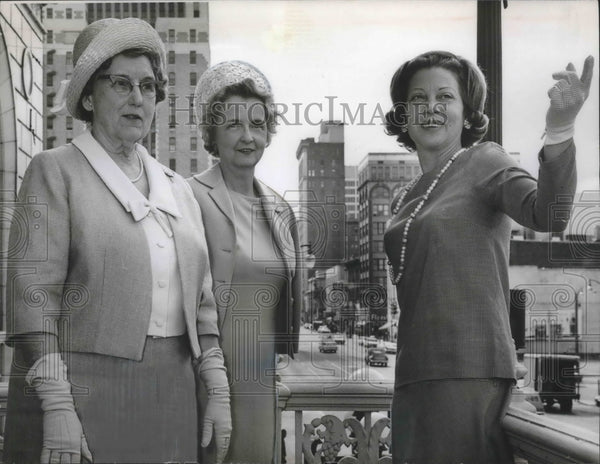 1967, Mrs. Harold Rush Jones, Mrs. J. L. Yawn and Other on Tour ...