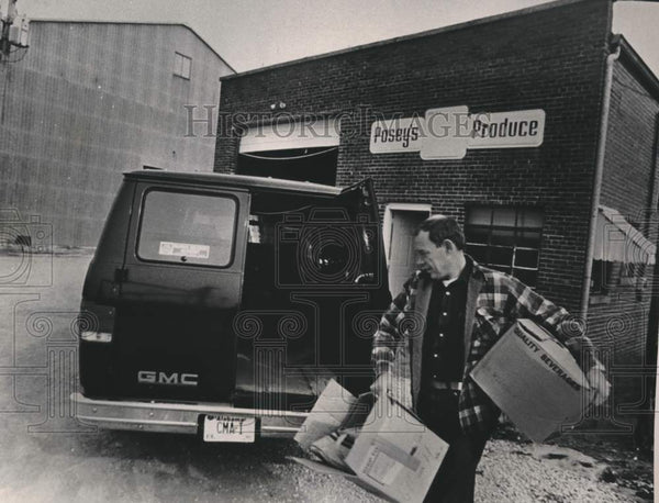1987 Press Photo Tom Posey carrying boxes from Posey's Produce - abna3 ...