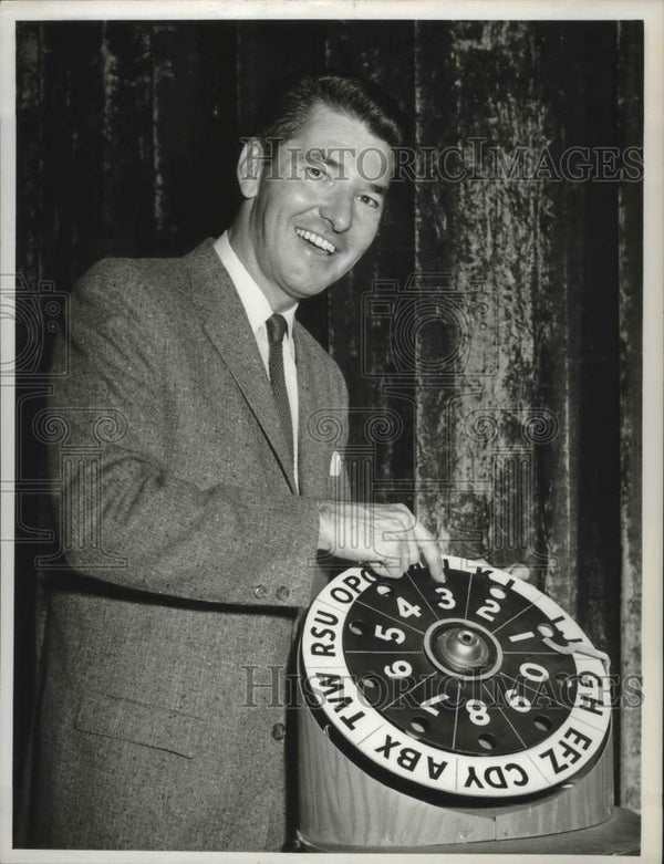 1958, Jack Narz, television host, with spinning dial - abna38470 ...