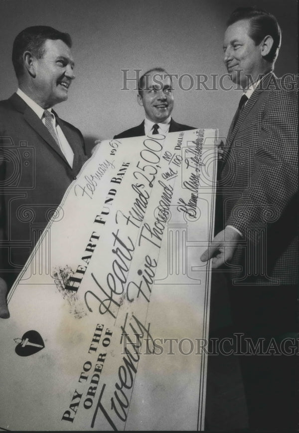 1967 Press Photo Fred Taylor Jr., Heart Fund Drive, with Bill Rowe, Ot ...