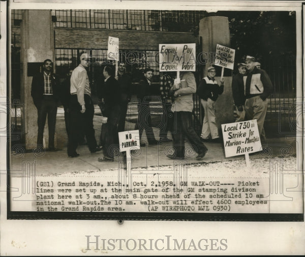 1958 Press Photo Picket Line at Main Gate of General Motors in Michiga ...