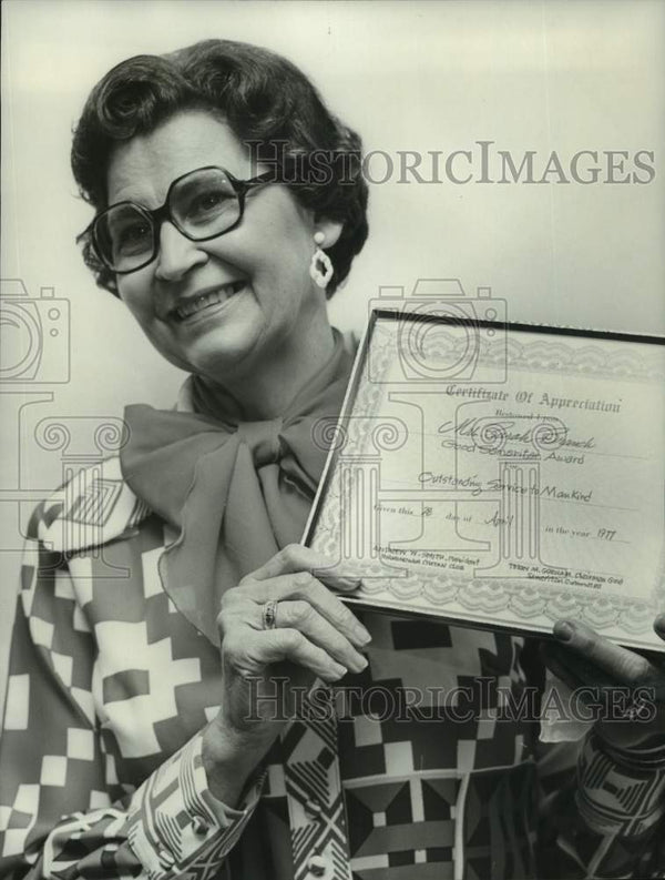 1977 Mrs. Sarah Branch Holding Good Samaritan Award - Historic Images