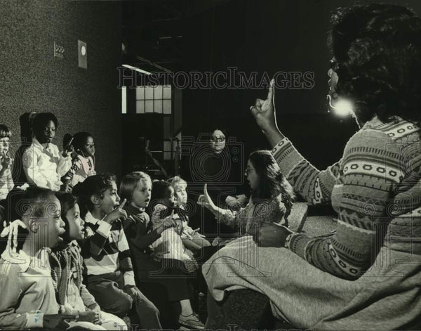 Press Photo Mrs. Thompson & Mrs. Ingram teach song in sign language in ...