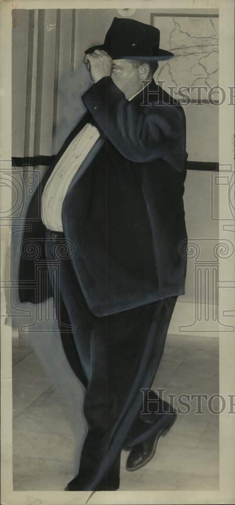 1959, Little Man Popewell walking, hand on hat over face - abna44573 ...