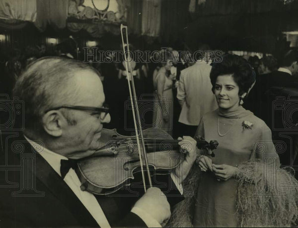 1970 Press Photo Mrs. Sam Boykin watching violin player at Garter Ball ...