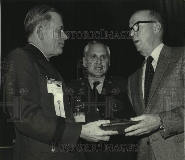 1981 121st Army Reserve Command Receives General Kerwin Award ...