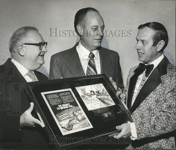 1973, Bill Dix and Chester O'quinn with ad award from Cliff Cagle ...