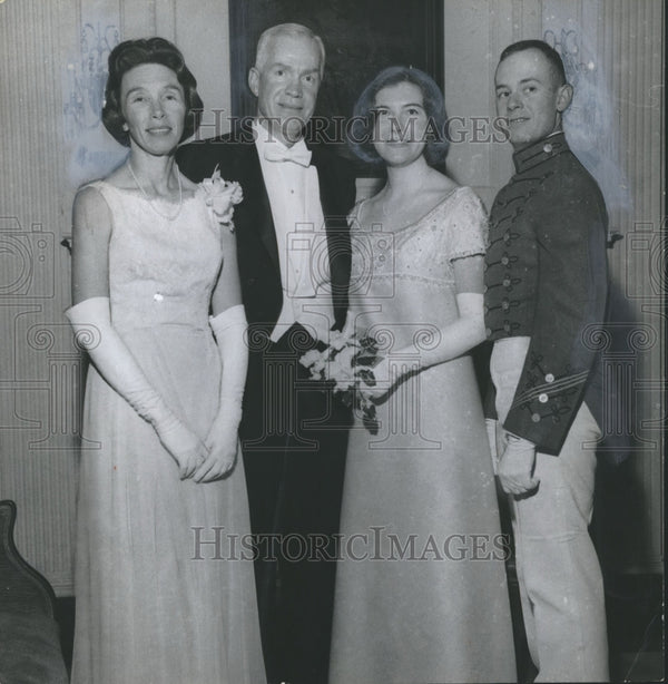 1968 Press Photo Ann Whitaker Graham presented at ball at Mountain Bro ...