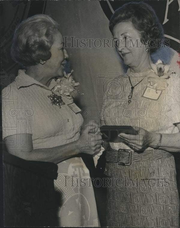 Press Photo Mrs. Fred Sington, left, presents award to Mrs. Karpeles ...