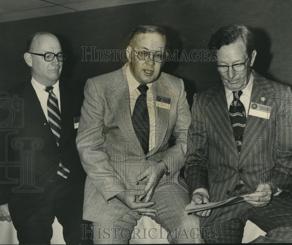 1976 Press Photo Alabama Press Association Officers at Meeting in Mobi ...