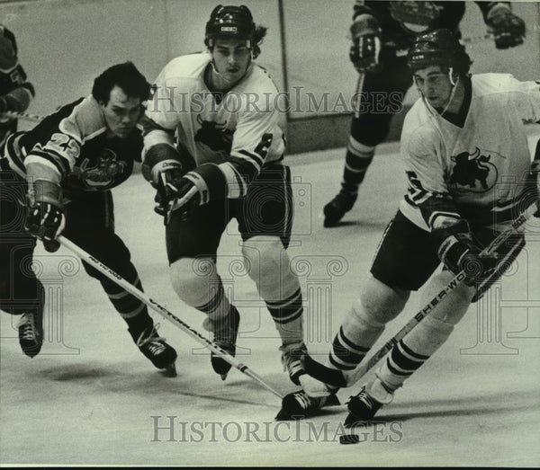 1980 Press Photo Hockey Player Gordie Wappel with Others in hockey gam ...