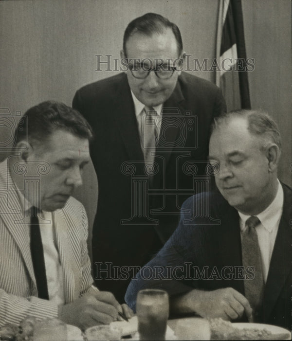 1965 Press Photo Coach Ralph Jordan Speaks to Kiwanis Club in Bessemer ...