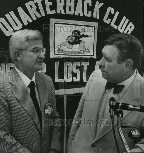 1974 Press Photo Coach Ralph Jordan Visits with Quarterback Club's Car ...