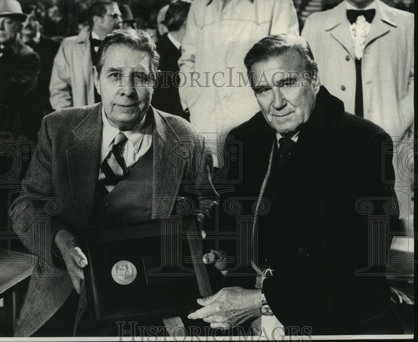 1977 Press Photo Auburn Football Coach Ralph Jordan Receives Award ...