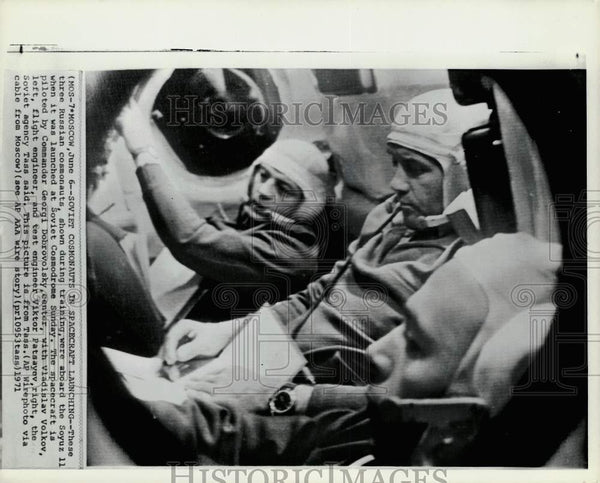 1971 Press Photo Three Russian cosmonauts during training aboard Soyuz ...