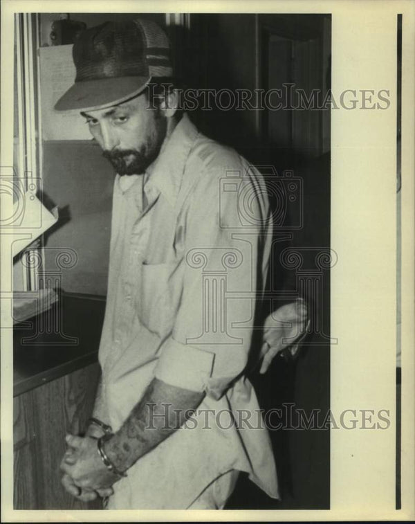 Criminal from Karon Ann Pierce trial in handcuffs - Historic Images