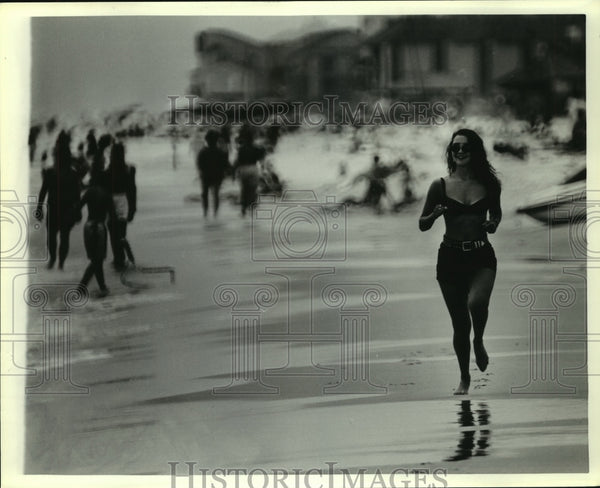 Press Photo Stephanie Bowling runs along the beach in Alabama - amra00 ...
