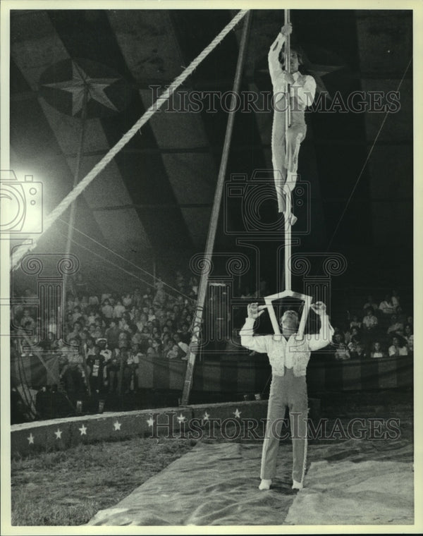 1985 Press Photo Crowd watches acrobats at the circus in Alabama - amr ...