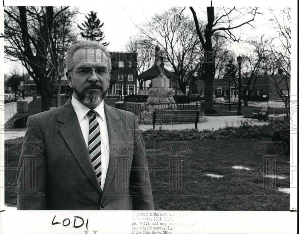 1989 Press Photo Mayor of Lodi Ohio Russell Bell - Historic Images