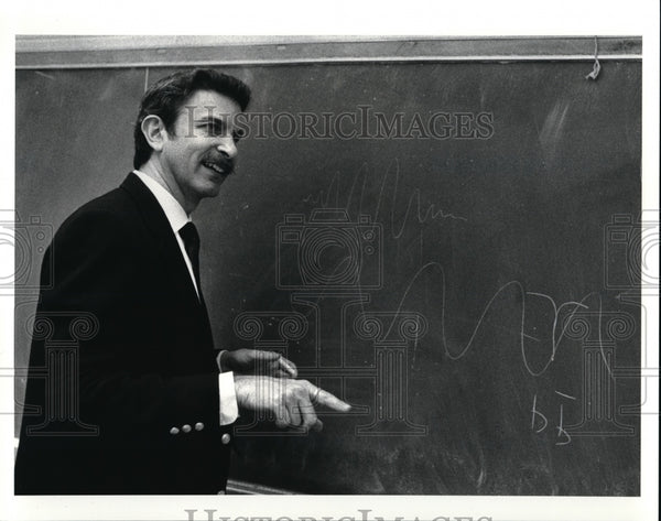 1986 Press Photo Jeffrey Appel Discusses Atomic Physics Heights High S ...