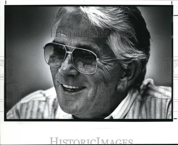 1989 Press Photo Browns coach Bud Carson jokes with his secretary ...