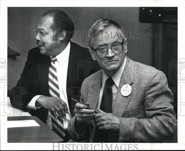 1989 Press Photo Carl Stokes and William H. Corrigan Debate for Housin ...