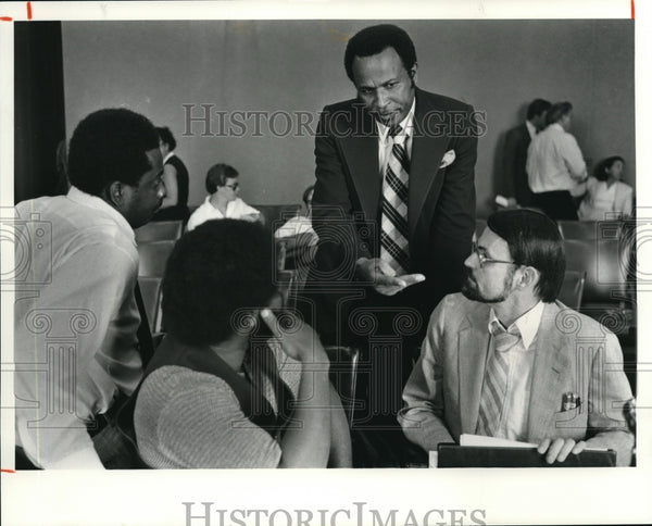 1981 Press Photo Council President George Forbes discussing the situat ...
