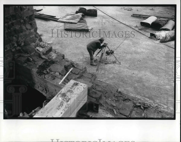1989 Press Photo Ken Kohl takes a reading to see if grouting plates ar ...