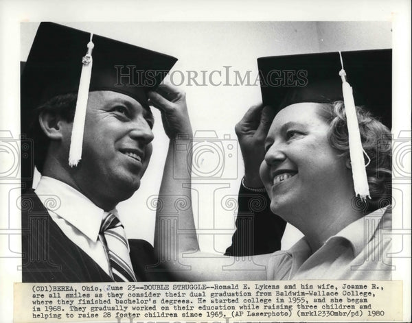 1980 Press Photo Ronald E. Lykens & Wife Joanne Graduate Baldwin-Walla ...