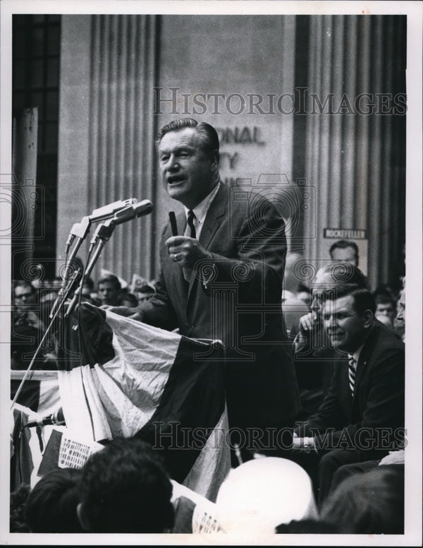 1968 Press Photo Gov Nelson Rockefeller, Presidential campaign in Clev ...