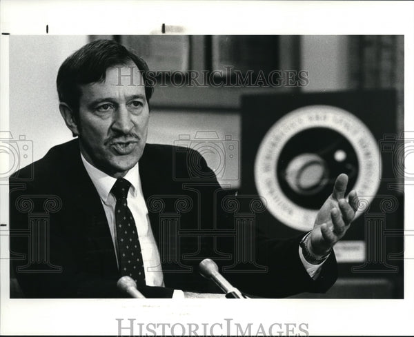 1988 Press Photo Andrew J. Stofan, Former director of NASA - Historic ...