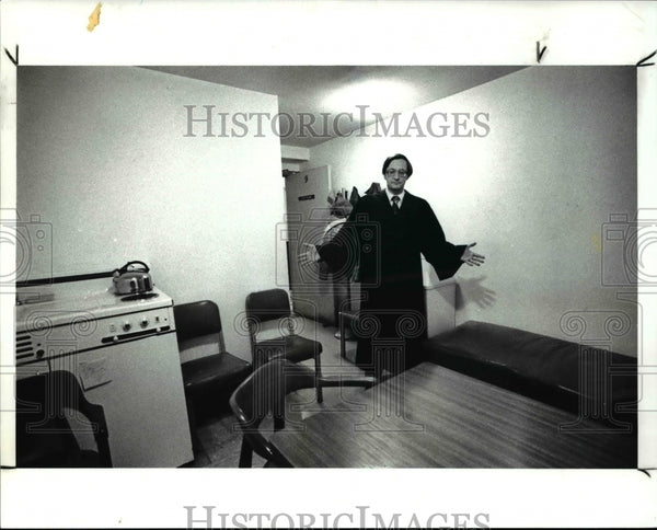 1988 Press Photo Presiding Judge Kenneth R. Spanagel in Parma Municipa ...