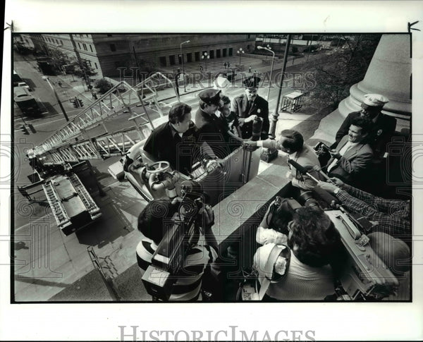 1986 Press Photo Mayor George Voinovich Reaches Over A Second Floor Ra ...