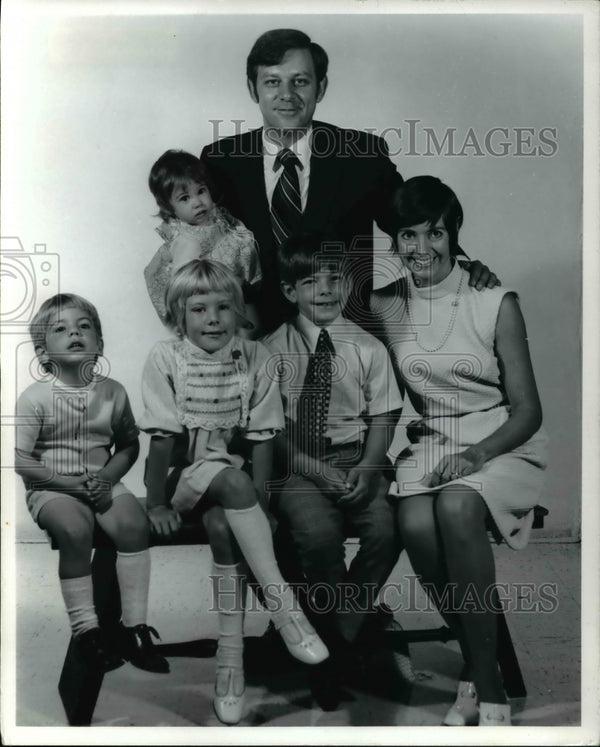 1971 Press Photo Mayor George Voinovich along with wife Janet & childr ...