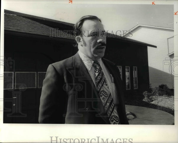 1977 Press Photo Fred Zimmerman hopes to buy back his own house ...