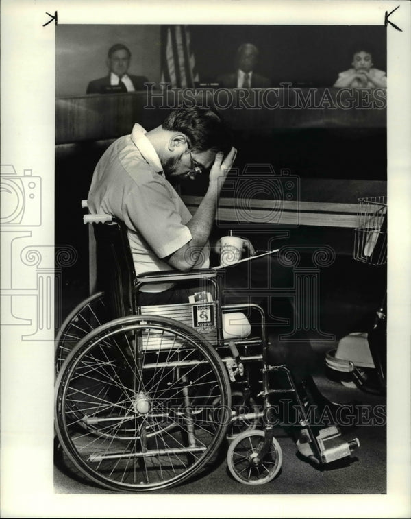 1985 Press Photo Ron Glavan, handicapped during the RTA Board meeting ...