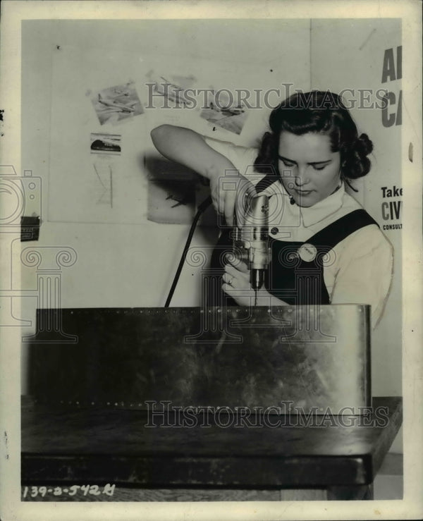 1942 Press Photo Margaret Skinner at the Goodyear Aircraft Corporation ...